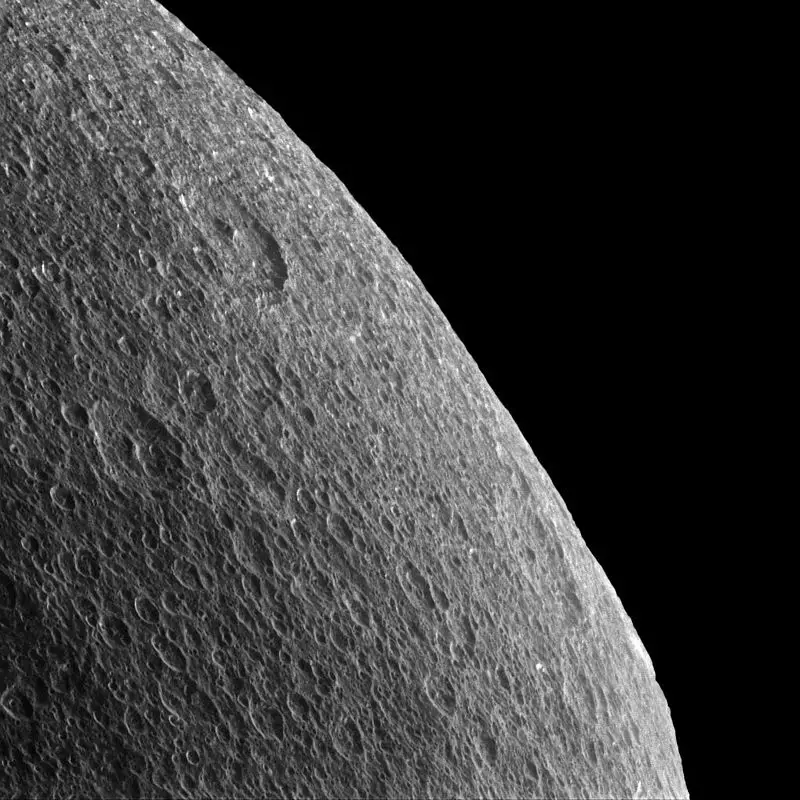 ¿CONOCES EL SATÉLITE REA? SEGUNDO MÁS GRANDE DE SATURNO